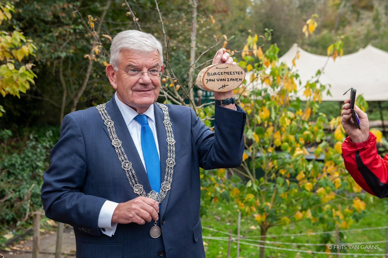 Burgemeester Van Zanen adopteert een boom – TV Loosduinen